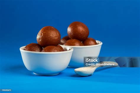 인도 디저트 블루 배경에 숟가락과 그릇에 Gulab 자문 Dussehra에 대한 스톡 사진 및 기타 이미지 Dussehra