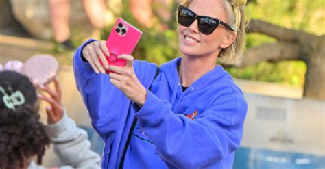 Charlize Theron superbă și statuară și în cea mai simplă ținută cu