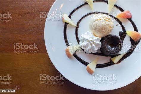 바닐라 아이스크림 볼 사과와 휘 핑된 크림 초콜릿 용암 케이크 갈색에 대한 스톡 사진 및 기타 이미지 갈색 거품 내기 과일 Istock