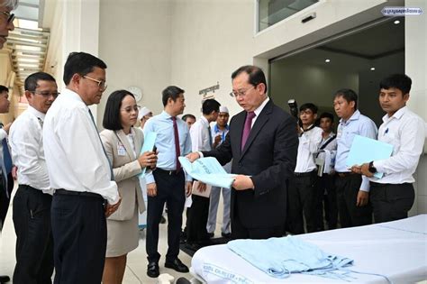 រដ្ឋមន្រ្តីក្រសួងសុខាភិបាល ចុះសួរសុខទុក្ខ បងប្អូនអ្នកជំងឺ និងក្រុមគ្រួសារ ដែលកំពុងសម្រាកព្យាបាល