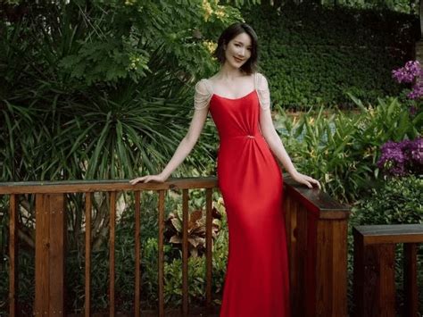 李亚男红裙写真 光影弥漫端庄优雅 搜狐大视野 搜狐新闻
