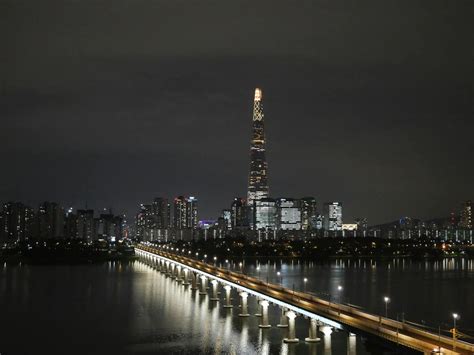 Dramakorea 롯데월드타워는 대한민국 서울에 위치한 초고층 건물입니다 높이 555m 123층으로 대한민국에서 가장 높은 빌딩이며 세계에서도 손꼽히는 높이를