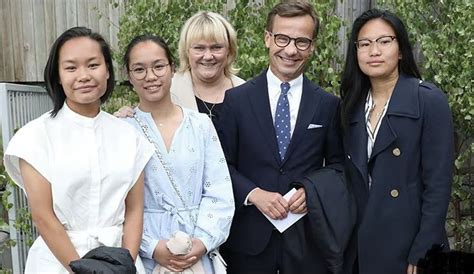 华人新闻 on Twitter 刚当选的瑞典首相Ulf Kristersson和他与妻子从中国收养的三个女儿中国每年向亚非拉白送几千亿