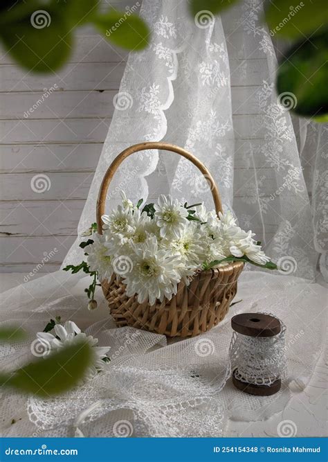 Flores Frescas Sobre El Fondo Blanco Con El Concepto De Espacio De