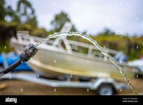 remplissage du réservoir d eau de caravane pendant le camping lavage