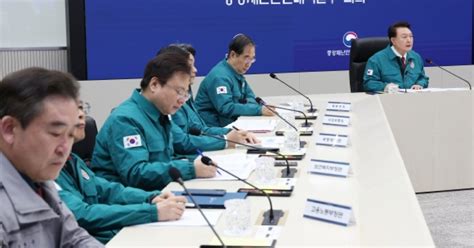 尹 “전공의 이탈에 국가 비상이 비정상 국민 위협 병원 구조 개혁”