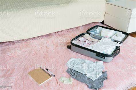 젊은 임산부는 집에서 출산 병원을 위한 가방을 포장 클로즈업 출산 체크리스트 코로나바이러스 공증 중 임신19 전염병 여행 가방에 대한 스톡 사진 및 기타 이미지 Istock