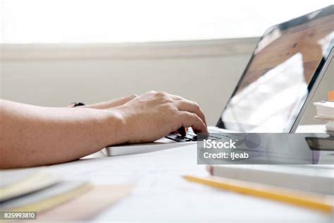 그래픽 디자인 및 색상 견본 그리고 책상에 펜 건축 작업 도구 및 액세서리와 함께 그리기입니다 가정 생활에 대한 스톡 사진 및