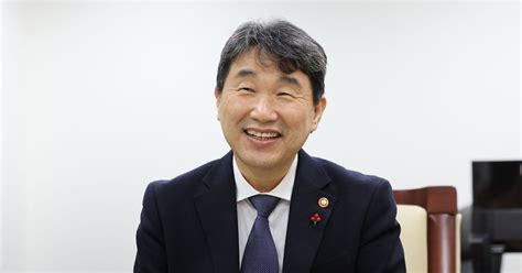 인터뷰하는 이주호 부총리
