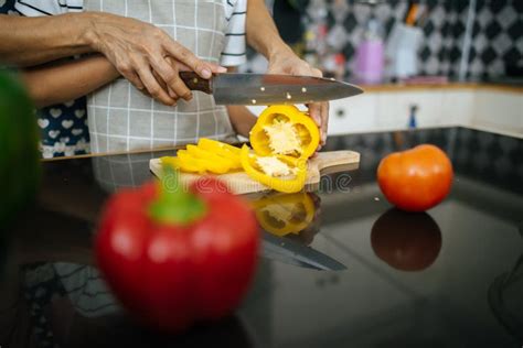 Mano Di Mamma Che Insegna Alla Figlia A Preparare E A Tagliare Verdure Fotografia Stock