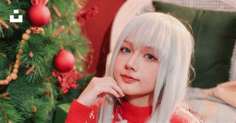 Foto Una Mujer Con Cabello Largo Y Blanco Sentada Frente A Un árbol De