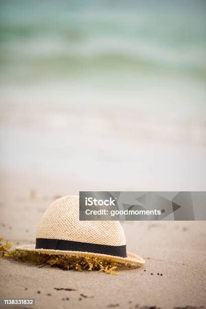 모래에 누워 좋은 밀 짚 모자 아름 다운 바다 해변 배경입니다 야외 휴가 시간 여름 방학 종료 바다에 의해 휴일의 꿈 여행 0명에 대한 스톡 사진 및 기타 이미지 Istock