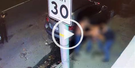 Vídeo mostra policial não intervindo enquanto dois irmãos atacam outro