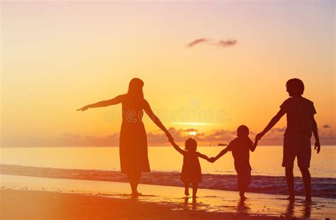 Glückliche Familie Mit Zwei Kindern Spaß Bei Sonnenuntergang Haben