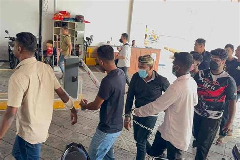 Enam Lelaki Merusuh Guna Topi Keledar Didakwa Sinar Harian