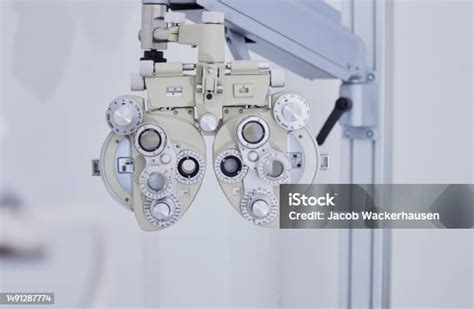 Phoropter 시력 검사 또는 검사를 위한 병원의 의료 검안 및 장비 시력 건강 관리 및 기술 또는 클리닉의 안과 건강 및