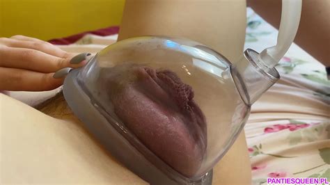 Chica caliente bombeando su coño carnoso con bomba grande XNXX