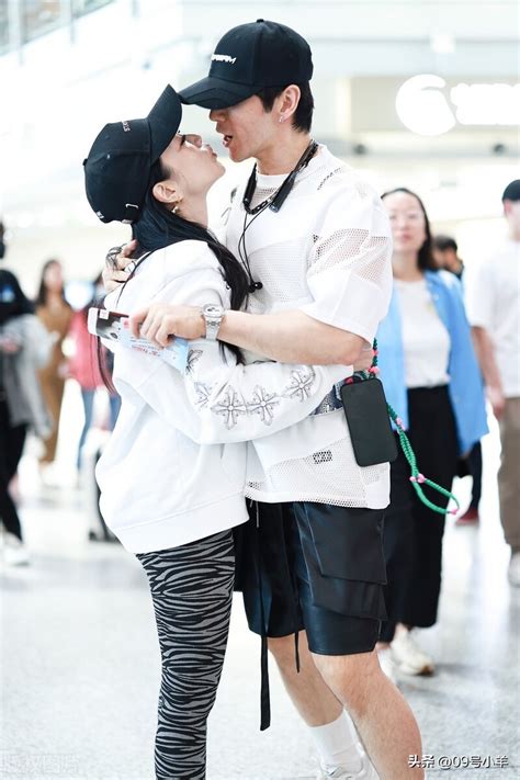 Christy Chung And Zhang Lunshuo Appeared At Beijing Airport To Kiss And