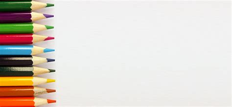 흰색 배경에 색연필 다른 색깔의 연필의 제비 색연필 날카로운 연필 연필은 왼쪽에 놓여 있습니다 아름다운 배경 클로즈업 공간을 복사합니다 배경 플랫 레이 배너 0명에 대한