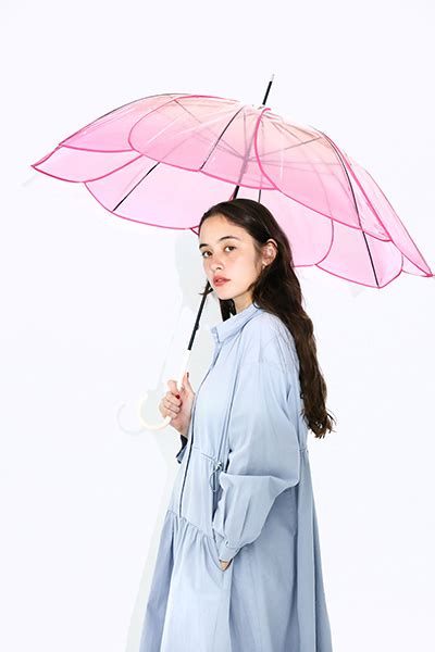 雨の日をワクワク気分にしたいならおしゃれなビニ傘にトライ大人気のお花型傘に新バージョンが登場するよ isutaイスタ 私の