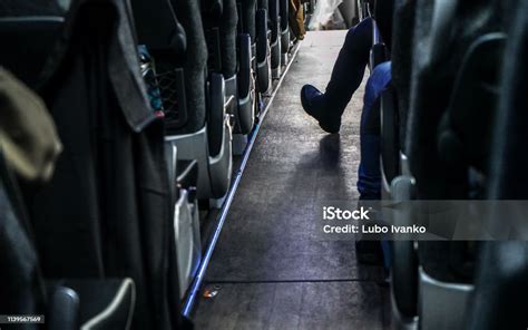 Busbussitze Aus Der Hinteren Reihe Gesehen Ein Fahrgast Hat Seinen Fuß
