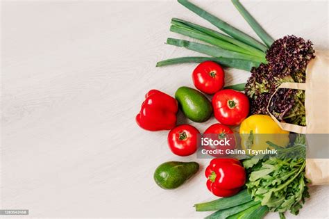 제철 음식으로 가득 찬 종이 봉투 야채 팩 토마토 부추 오이 아보카도 건강한 식사 채식주의자 0명에 대한 스톡 사진 및 기타