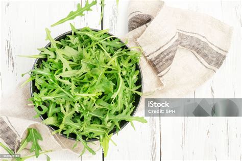 흰색 부엌 테이블 배경에 소박한 세라믹 그릇에 신선한 녹색 아루굴라 상단 보기 복사 공간 건강한 식습관을 위한 봄의 매운 허브 건강한 식생활에 대한 스톡 사진 및 기타