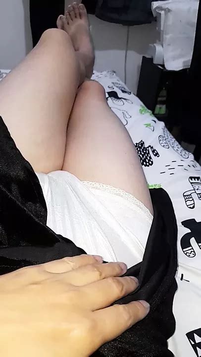 用缎面天鹅绒连衣裙摩擦我的鸡巴 Xhamster