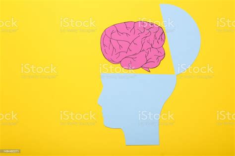 마음 정신 건강 개념 창의적 사고를여십시오 노란색 배경에 인간의 머리와 뇌의 종이 실루엣 0명에 대한 스톡 사진 및 기타 이미지