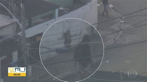 Vídeo flagrante do globocop bandidos armados nas ruas da Vila Kennedy Bom Dia Rio G