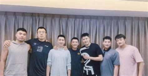 杨鸣晒与韩德君＆刘志轩＆贺天举等人合照：老兵不死 只是逐渐凋零腾讯新闻