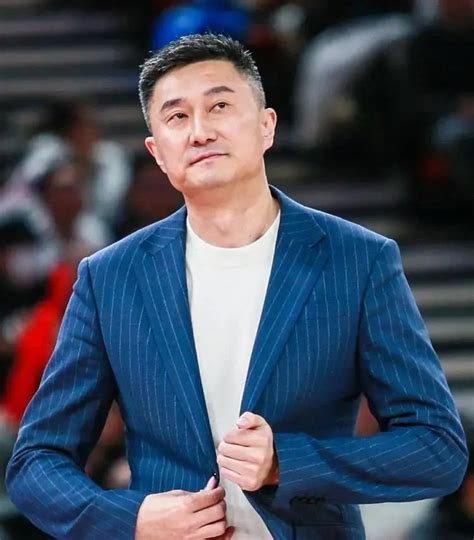 无奈！周鹏吐槽当教练太辛苦，差点闹得家庭不和谐，杜锋疯狂比心