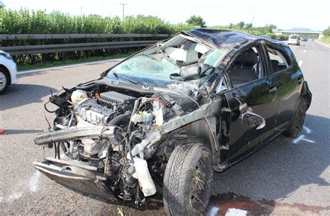 Unfall auf der A bei Pleidelsheim Auto überschlägt sich Mann schwer verletzt Landkreis