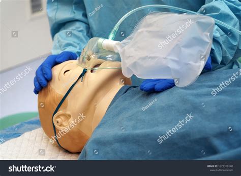 Doctor Shows Use Nonrebreather Oxygen Mask Foto Stok 1673318140 Shutterstock