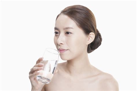 孩子几个月可以喝水 夏天天气炎热可以给宝宝喝水吗 八宝网