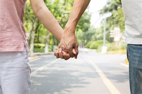 Gambar Orang Berpegang Tangan Pelbagai Kaum