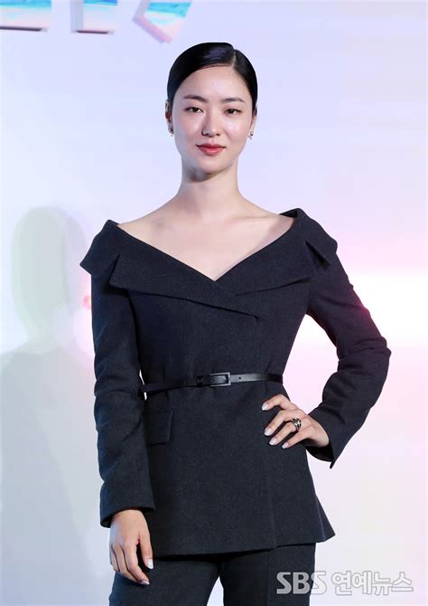 E포토 전여빈 도도함과 우아함 사이