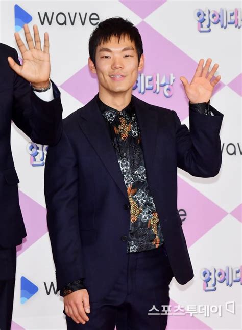 St포토 이정현 정글에서도 강한 남자