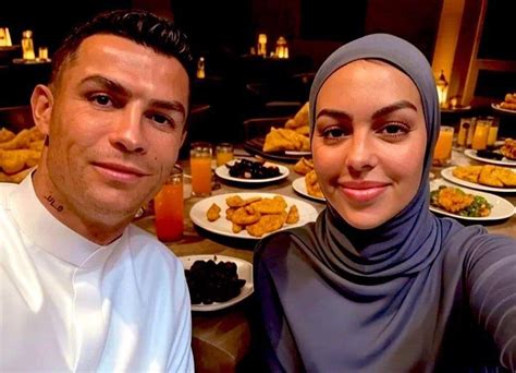 عکس محجبه جورجینا رودریگز در کنار کریستیانو رونالدو سر سفره افطار