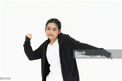 흰색 배경에 댄스 센터에서 수업 중에 힙합 운동을하는 웃는 어린이 소녀의 초상화 춤에 대한 스톡 사진 및 기타 이미지 춤