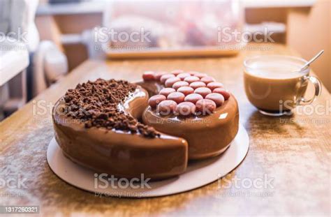 나무 테이블에 홈 주방에서 사랑스러운 맛있는 케이크와 향기로운 커피 한 잔 거울에 대한 스톡 사진 및 기타 이미지 거울