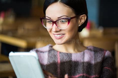 Jonge Man En Vrouwen Het Drinken Koffie In Een Restaurant Jonge Man En