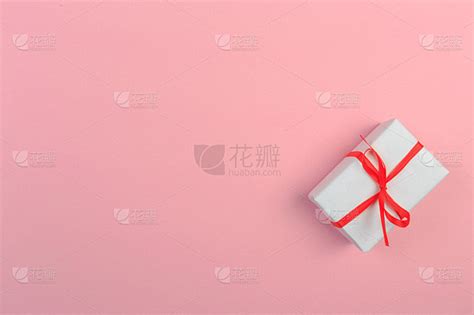 礼盒与丝带和蝴蝶结的颜色背景和文字空间。俯视图