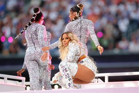 Mary J Blige Wears Dundas At 2022 Super Bowl Halftime Show Ps Fashion