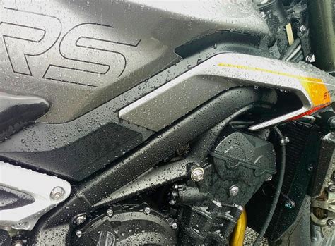 Triumph Street Triple 765 RS 2023 Prova Su Strada Test Recensione Pregi