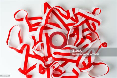 인도네시아 독립 기념일 8 월 17 일의 리본 빨간색과 흰색 깃발 나는 흰색 배경에 고립 된 인도네시아를 사랑합니다 0명에 대한 스톡 사진 및 기타 이미지 Istock