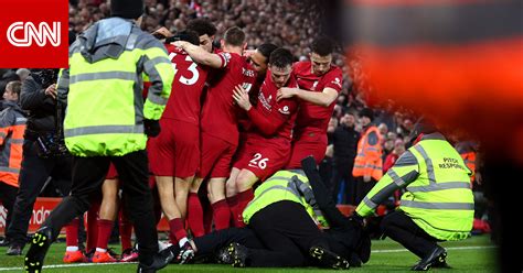 بعد أن تسبب بإصابة لاعب الفريق كلوب يصرخ غضبا في وجه مشجع اقتحم