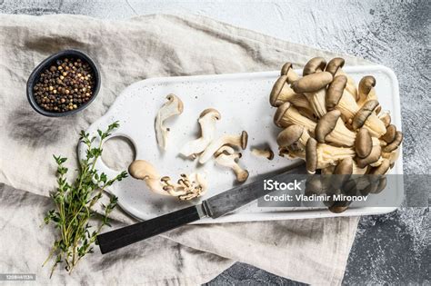 백리향을 곁들인 흰색 도마 위에 생 굴 버섯 회색 배경입니다 맨 위 보기 0명에 대한 스톡 사진 및 기타 이미지 0명 가을