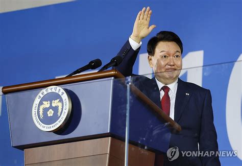 기념사에 앞서 인사하는 윤석열 대통령 연합뉴스