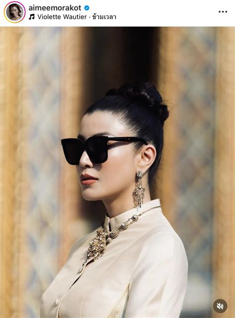 Photo Gallery เอมมี่ มรกต สวมชุดไทยสวยสง่าเลอค่า เข้าวัดทำบุญวันเกิด